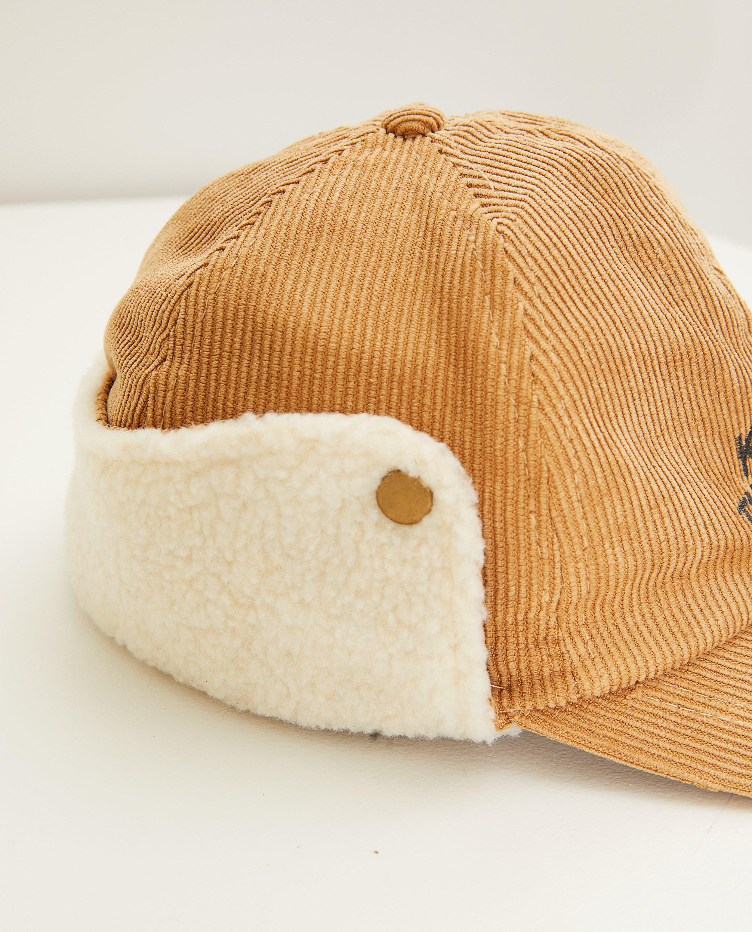 Beige pet met oorkleppen