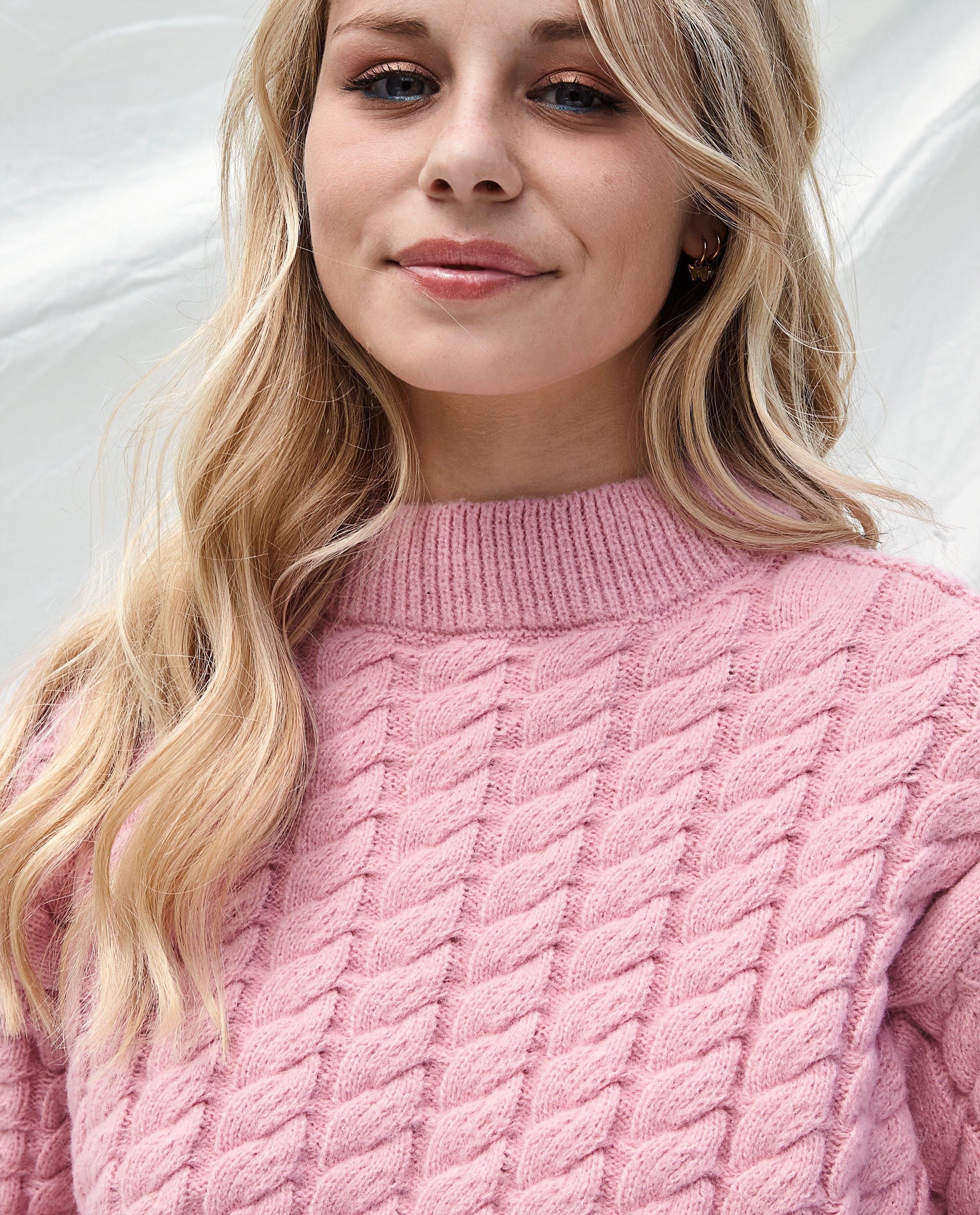 Roze trui met kabelpatroon