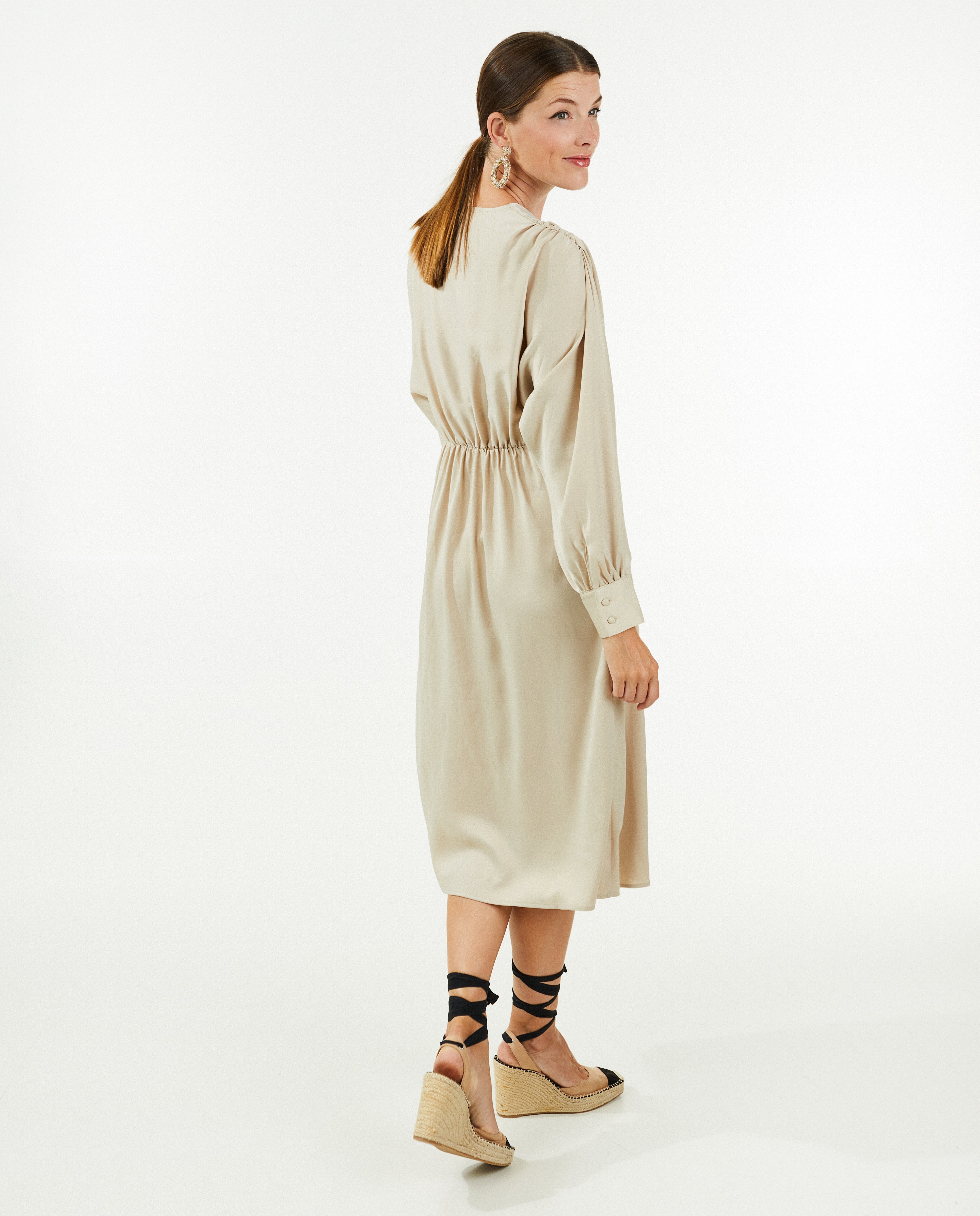 Beige jurk van satijn Sora | JBC België